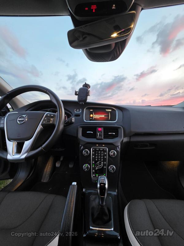 Pelēks Volvo V40 2018 Tallina, ar dzinēja tilpumu 2.00 L un nobraukumu 257 tūkst. km par 9990 €, foto 10 vietnē AUTOMOTO.COM.LV