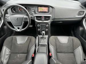 Pelēks Volvo V40 2018 Viļņa, ar dzinēja tilpumu 2.00 L un nobraukumu 199 tūkst. km par 12250 €, foto 4 vietnē AUTOMOTO.COM.LV