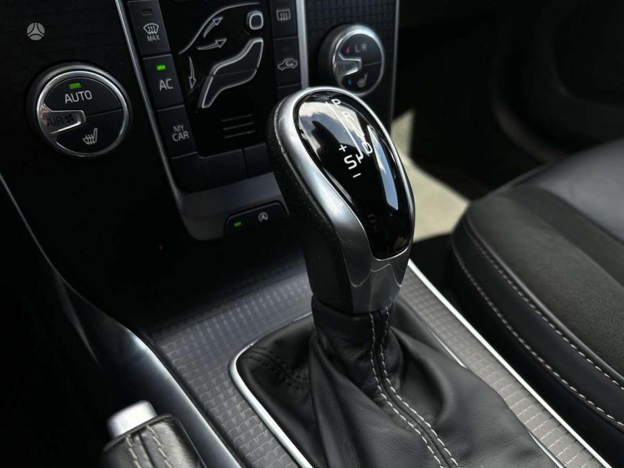 Pelēks Volvo V40 2018 Viļņa, ar dzinēja tilpumu 2.00 L un nobraukumu 199 tūkst. km par 12250 €, foto 16 vietnē AUTOMOTO.COM.LV