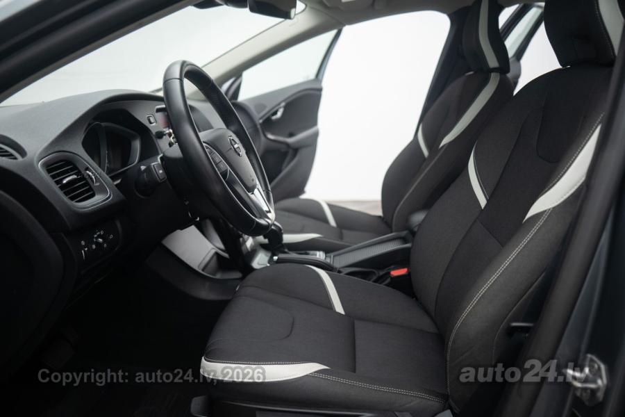 Grey Volvo V40 2018 in Tallinn, with an engine capacity of 2.00 L and mileage of 218 thousand km for 11999 €, photo 9 on AUTOMOTO.COM.LV