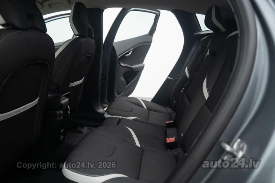Grey Volvo V40 2018 in Tallinn, with an engine capacity of 2.00 L and mileage of 218 thousand km for 11999 €, photo 10 on AUTOMOTO.COM.LV