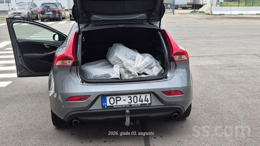 Pelēks Volvo V40 2018 Jūrmala, ar dzinēja tilpumu 2.00 L un nobraukumu 136 tūkst. km par 8000 €, foto 4 vietnē AUTOMOTO.COM.LV