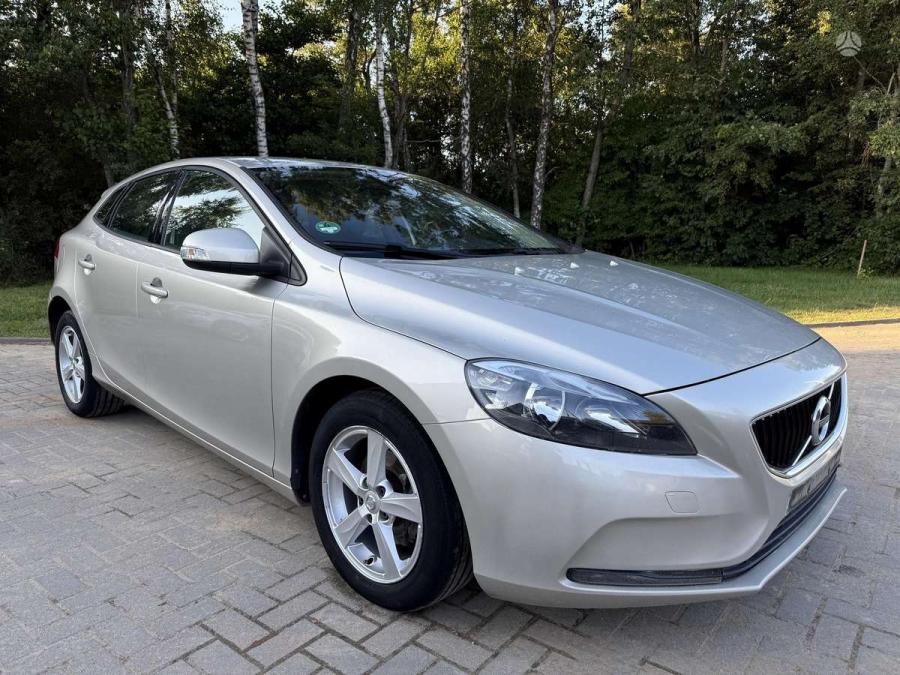Pelēks Volvo V40 2018 Kauņa, ar dzinēja tilpumu 1.97 L un nobraukumu 140 tūkst. km par 8850 €, foto 1 vietnē AUTOMOTO.COM.LV