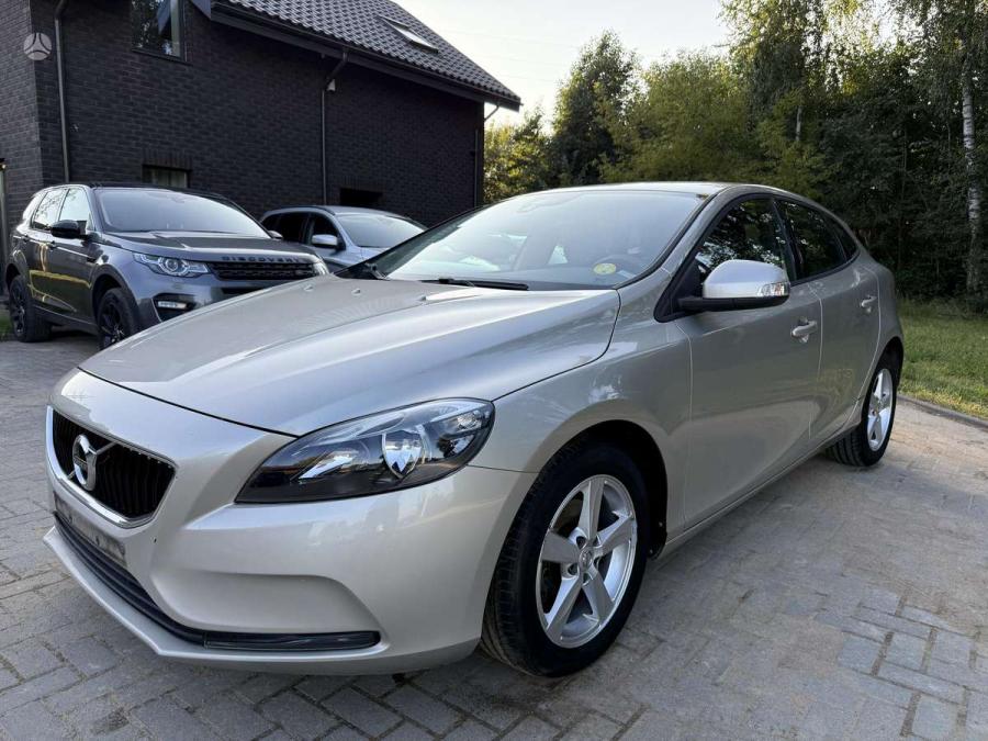 Pelēks Volvo V40 2018 Kauņa, ar dzinēja tilpumu 1.97 L un nobraukumu 140 tūkst. km par 8850 €, foto 3 vietnē AUTOMOTO.COM.LV