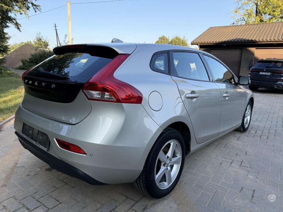 Pelēks Volvo V40 2018 Kauņa, ar dzinēja tilpumu 1.97 L un nobraukumu 140 tūkst. km par 8850 €, foto 5 vietnē AUTOMOTO.COM.LV