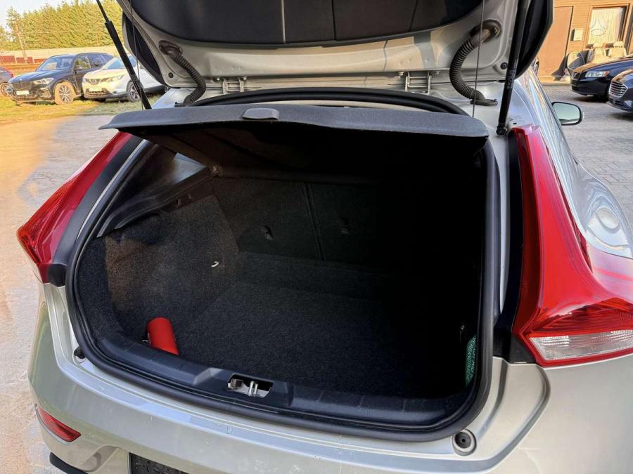 Pelēks Volvo V40 2018 Kauņa, ar dzinēja tilpumu 1.97 L un nobraukumu 140 tūkst. km par 8850 €, foto 7 vietnē AUTOMOTO.COM.LV