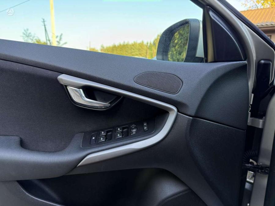 Pelēks Volvo V40 2018 Kauņa, ar dzinēja tilpumu 1.97 L un nobraukumu 140 tūkst. km par 8850 €, foto 9 vietnē AUTOMOTO.COM.LV
