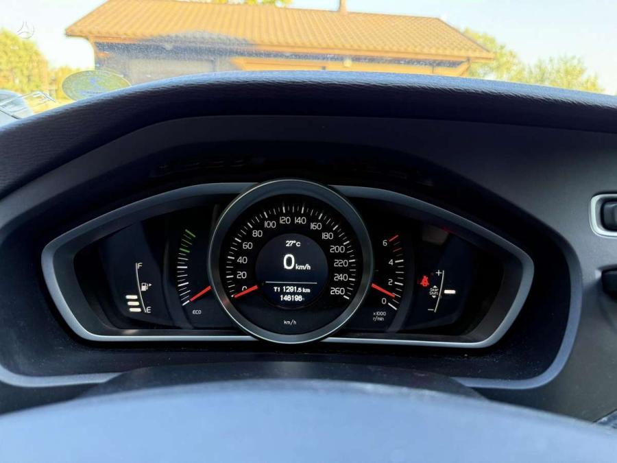 Pelēks Volvo V40 2018 Kauņa, ar dzinēja tilpumu 1.97 L un nobraukumu 140 tūkst. km par 8850 €, foto 14 vietnē AUTOMOTO.COM.LV