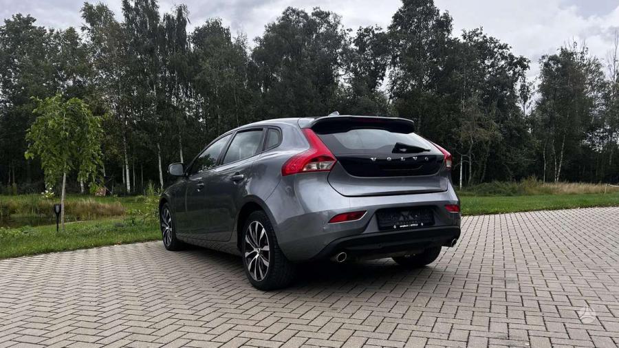 Pelēks Volvo V40 2018 Utena, ar dzinēja tilpumu 1.50 L un nobraukumu 291 tūkst. km par 7950 €, foto 18 vietnē AUTOMOTO.COM.LV