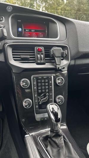 Pelēks Volvo V40 2018 Utena, ar dzinēja tilpumu 1.50 L un nobraukumu 291 tūkst. km par 7950 €, foto 24 vietnē AUTOMOTO.COM.LV