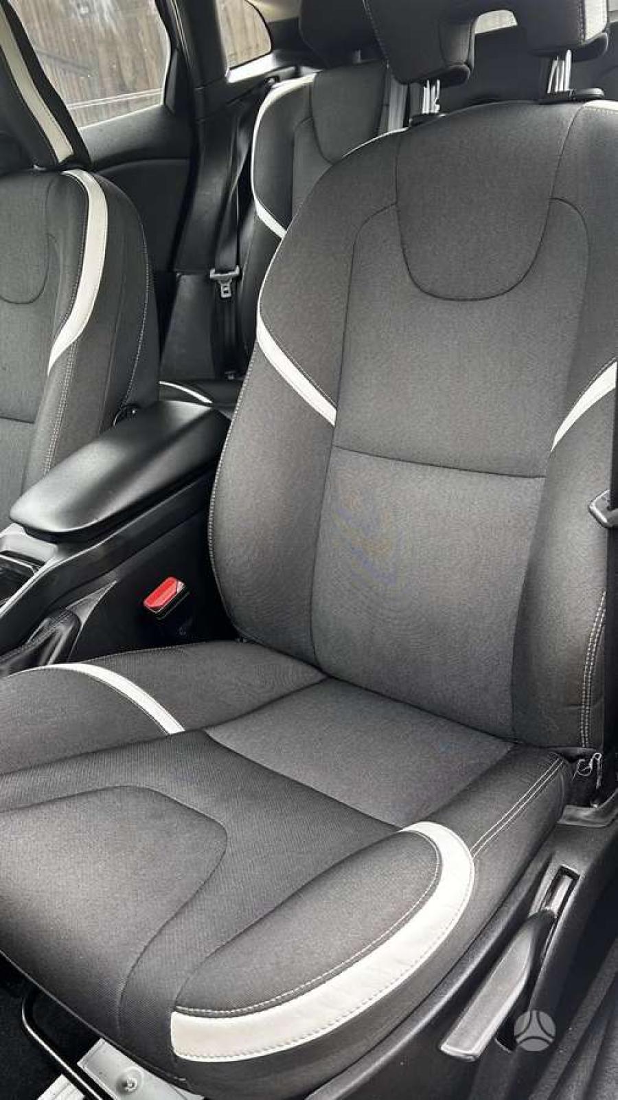 Pelēks Volvo V40 2018 Utena, ar dzinēja tilpumu 1.50 L un nobraukumu 291 tūkst. km par 7950 €, foto 26 vietnē AUTOMOTO.COM.LV
