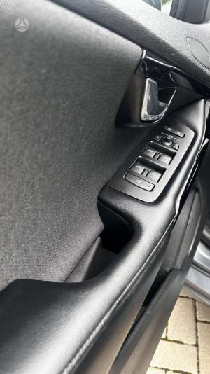 Pelēks Volvo V40 2018 Utena, ar dzinēja tilpumu 1.50 L un nobraukumu 291 tūkst. km par 7950 €, foto 27 vietnē AUTOMOTO.COM.LV