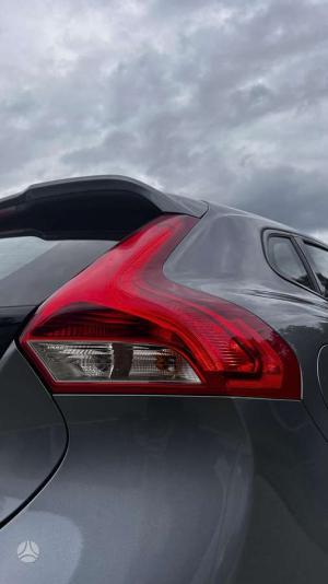 Pelēks Volvo V40 2018 Utena, ar dzinēja tilpumu 1.50 L un nobraukumu 291 tūkst. km par 7950 €, foto 32 vietnē AUTOMOTO.COM.LV