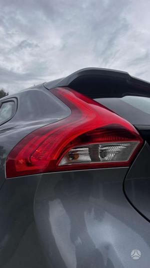 Pelēks Volvo V40 2018 Utena, ar dzinēja tilpumu 1.50 L un nobraukumu 291 tūkst. km par 7950 €, foto 33 vietnē AUTOMOTO.COM.LV