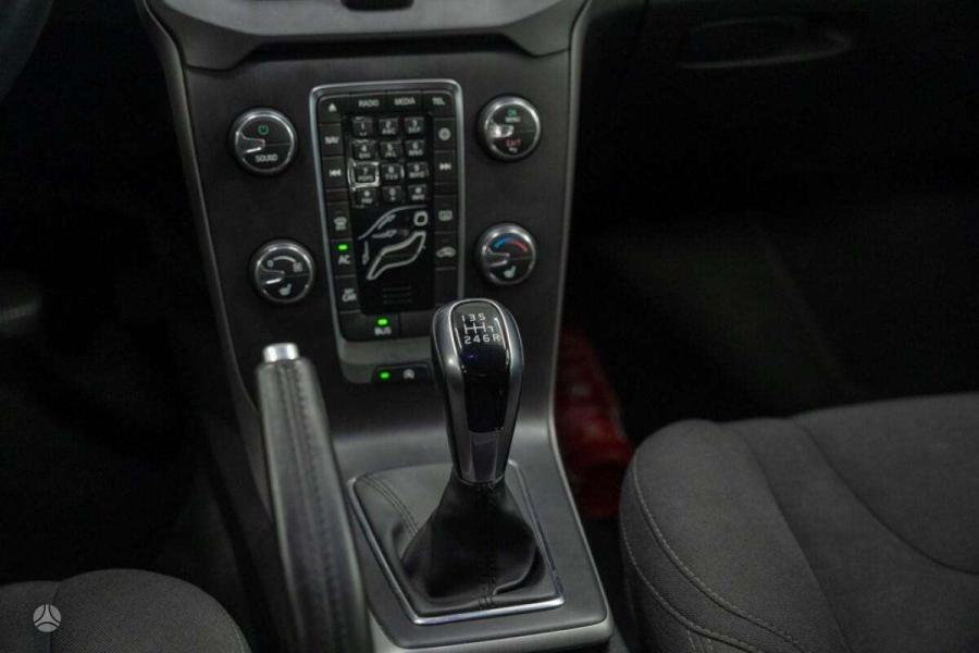 Pelēks Volvo V40 2018 Viļņa, ar dzinēja tilpumu 2.00 L un nobraukumu 146 tūkst. km par 9900 €, foto 15 vietnē AUTOMOTO.COM.LV