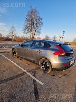 Pelēks Volvo V40 2019 Daugavpils, ar dzinēja tilpumu 2.00 L un nobraukumu 231 tūkst. km par 12700 €, foto  vietnē AUTOMOTO.COM.LV