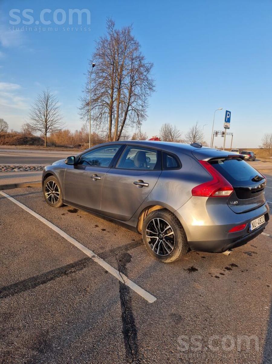 Pelēks Volvo V40 2019 Daugavpils, ar dzinēja tilpumu 2.00 L un nobraukumu 231 tūkst. km par 12700 €, foto 1 vietnē AUTOMOTO.COM.LV