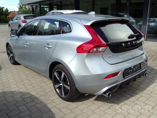 Pelēks Volvo V40 2019 Rīga, ar dzinēja tilpumu 2.00 L un nobraukumu 161 tūkst. km par 14700 €, foto 4 vietnē AUTOMOTO.COM.LV