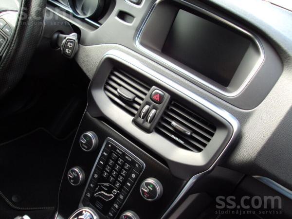 Pelēks Volvo V40 2019 Rīga, ar dzinēja tilpumu 2.00 L un nobraukumu 161 tūkst. km par 14700 €, foto 8 vietnē AUTOMOTO.COM.LV