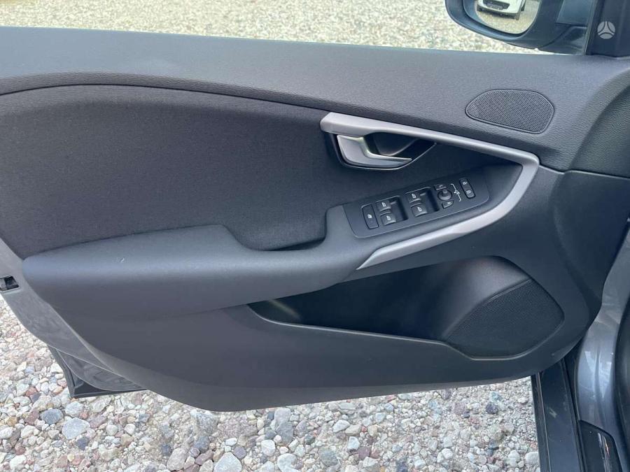 Pelēks Volvo V40 2019 Kauņa, ar dzinēja tilpumu 1.97 L un nobraukumu 140 tūkst. km par 8950 €, foto 13 vietnē AUTOMOTO.COM.LV