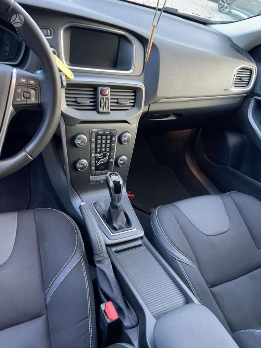 Pelēks Volvo V40 2019 Kauņa, ar dzinēja tilpumu 1.97 L un nobraukumu 140 tūkst. km par 8950 €, foto 14 vietnē AUTOMOTO.COM.LV