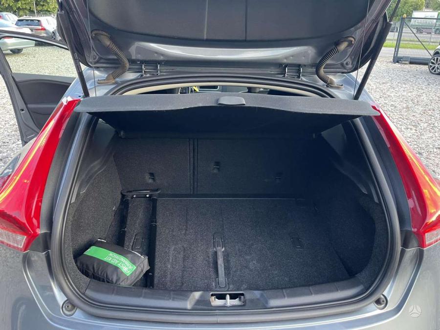 Pelēks Volvo V40 2019 Kauņa, ar dzinēja tilpumu 1.97 L un nobraukumu 140 tūkst. km par 8950 €, foto 17 vietnē AUTOMOTO.COM.LV