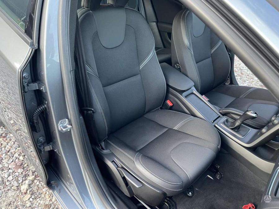Pelēks Volvo V40 2019 Kauņa, ar dzinēja tilpumu 1.97 L un nobraukumu 140 tūkst. km par 8950 €, foto 18 vietnē AUTOMOTO.COM.LV
