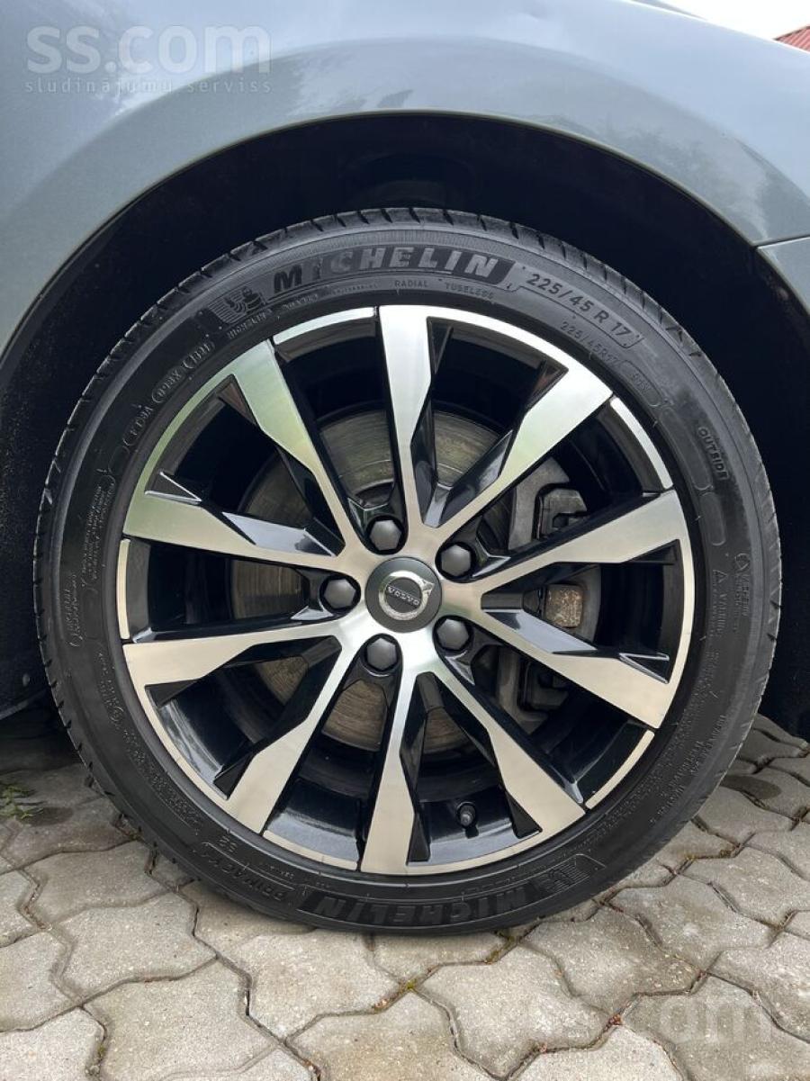 Pelēks Volvo V40 2019 Rīga, ar dzinēja tilpumu 2.00 L un nobraukumu 245 tūkst. km par 14850 €, foto 6 vietnē AUTOMOTO.COM.LV