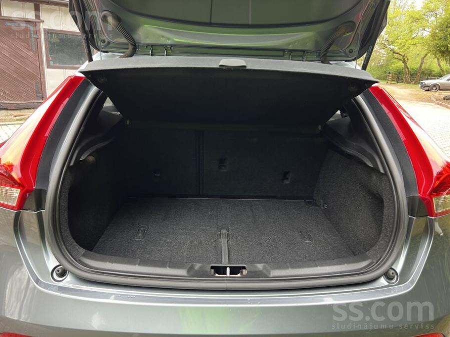 Pelēks Volvo V40 2019 Rīga, ar dzinēja tilpumu 2.00 L un nobraukumu 245 tūkst. km par 14850 €, foto 13 vietnē AUTOMOTO.COM.LV