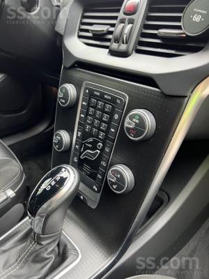 Pelēks Volvo V40 2019 Rīga, ar dzinēja tilpumu 2.00 L un nobraukumu 245 tūkst. km par 14850 €, foto 14 vietnē AUTOMOTO.COM.LV