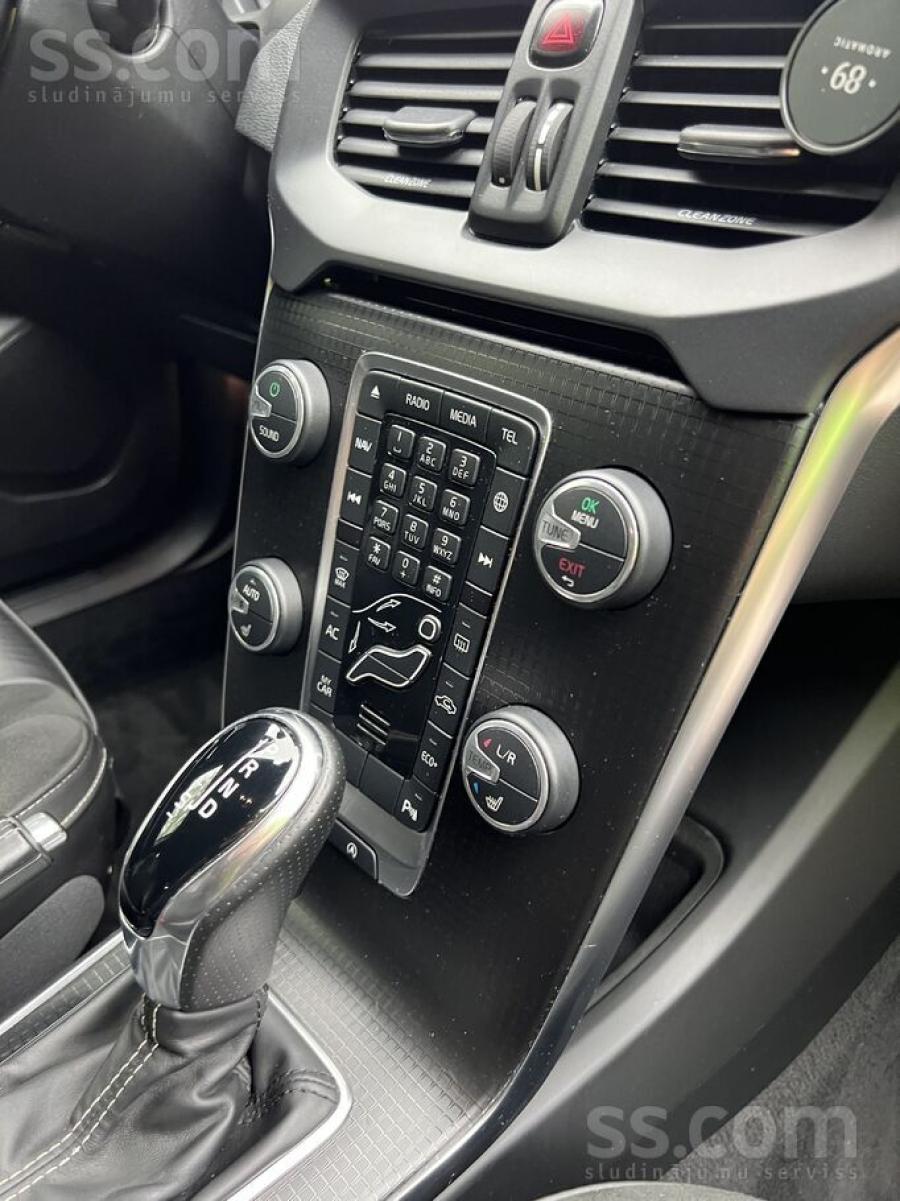 Pelēks Volvo V40 2019 Rīga, ar dzinēja tilpumu 2.00 L un nobraukumu 245 tūkst. km par 14850 €, foto 14 vietnē AUTOMOTO.COM.LV