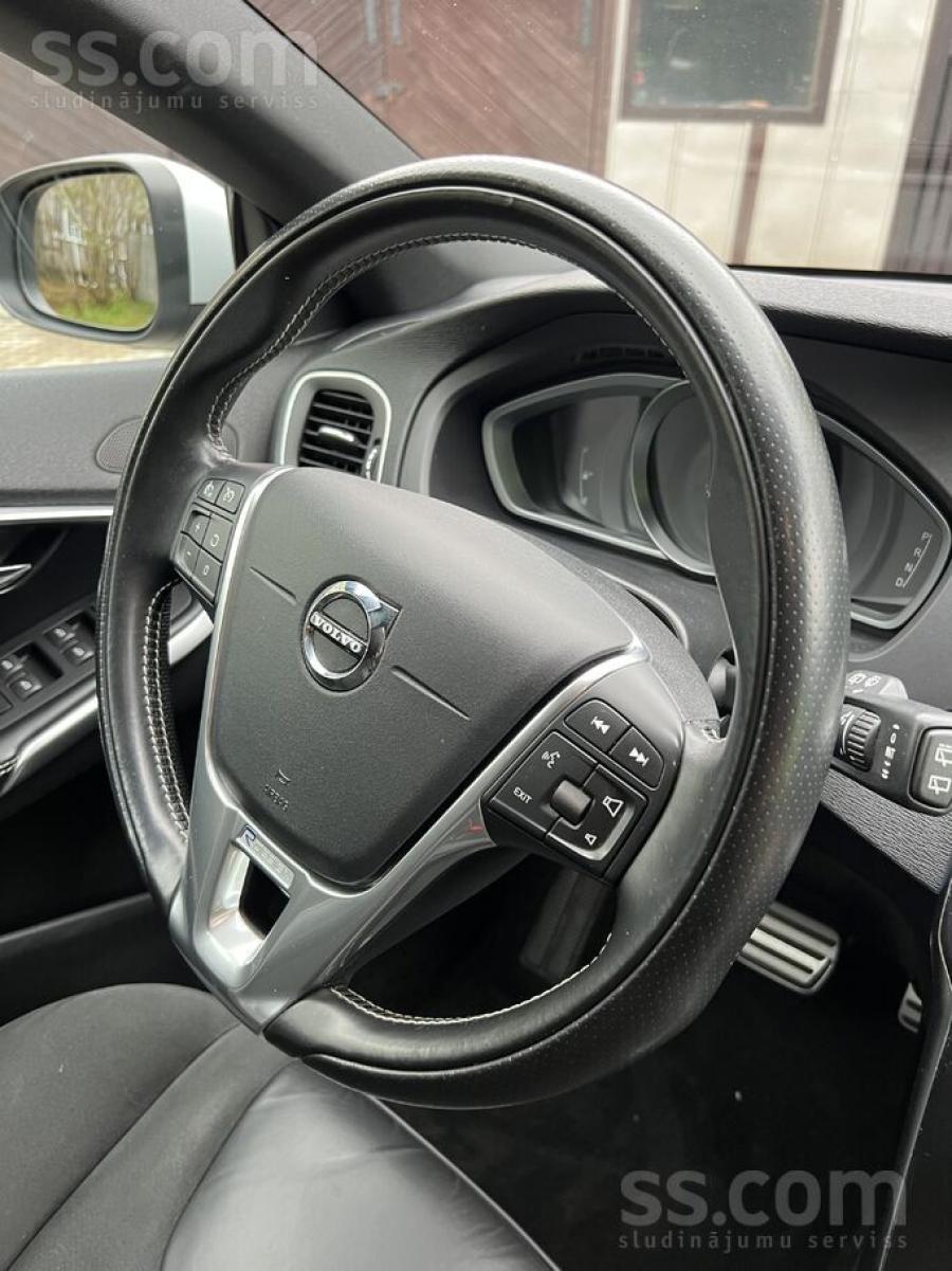Pelēks Volvo V40 2019 Rīga, ar dzinēja tilpumu 2.00 L un nobraukumu 245 tūkst. km par 14850 €, foto 15 vietnē AUTOMOTO.COM.LV