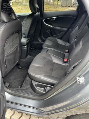Pelēks Volvo V40 2019 Rīga, ar dzinēja tilpumu 2.00 L un nobraukumu 245 tūkst. km par 14850 €, foto 16 vietnē AUTOMOTO.COM.LV