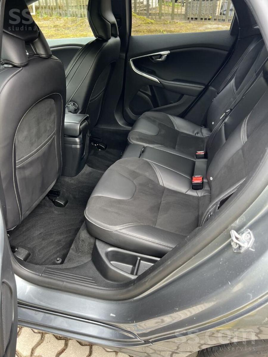 Pelēks Volvo V40 2019 Rīga, ar dzinēja tilpumu 2.00 L un nobraukumu 245 tūkst. km par 14850 €, foto 16 vietnē AUTOMOTO.COM.LV