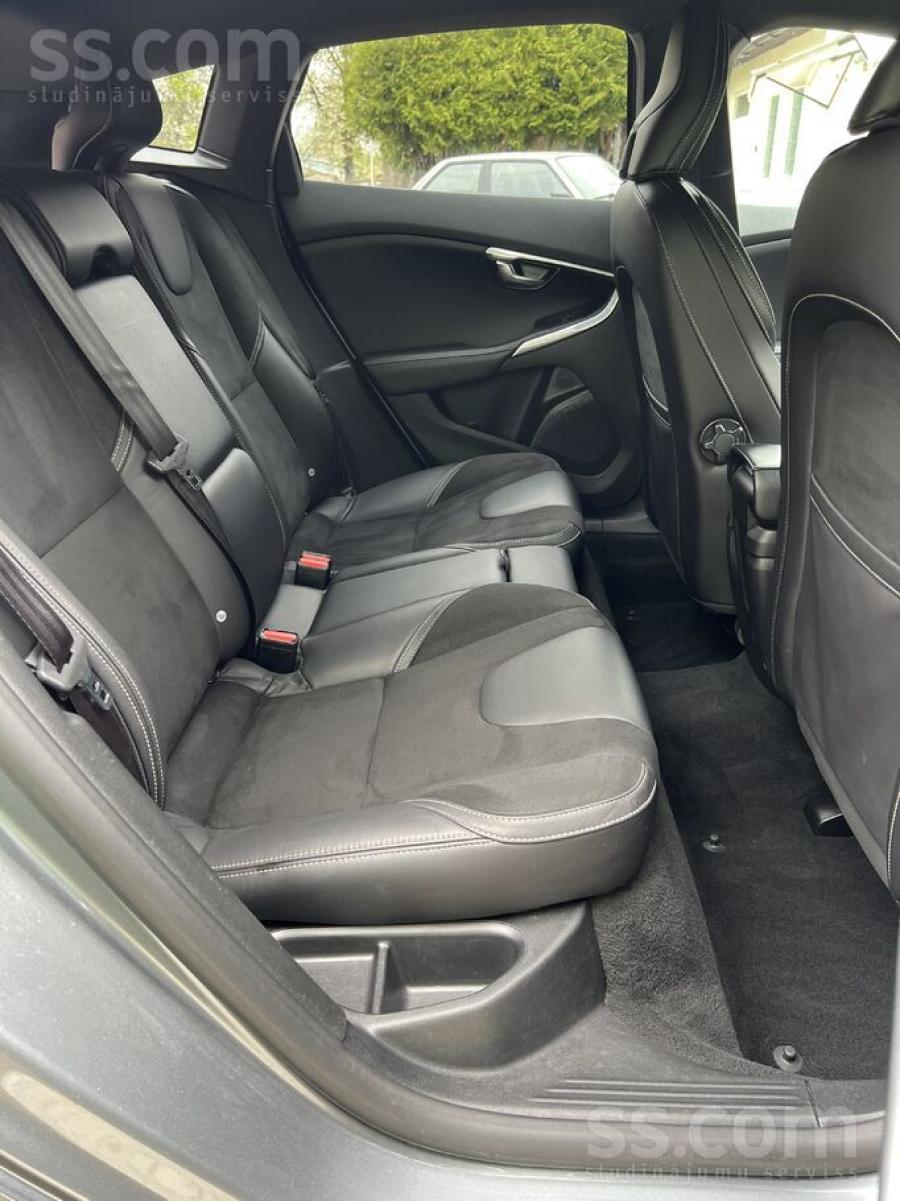 Pelēks Volvo V40 2019 Rīga, ar dzinēja tilpumu 2.00 L un nobraukumu 245 tūkst. km par 14850 €, foto 17 vietnē AUTOMOTO.COM.LV