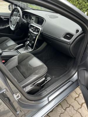 Pelēks Volvo V40 2019 Rīga, ar dzinēja tilpumu 2.00 L un nobraukumu 245 tūkst. km par 14850 €, foto 18 vietnē AUTOMOTO.COM.LV