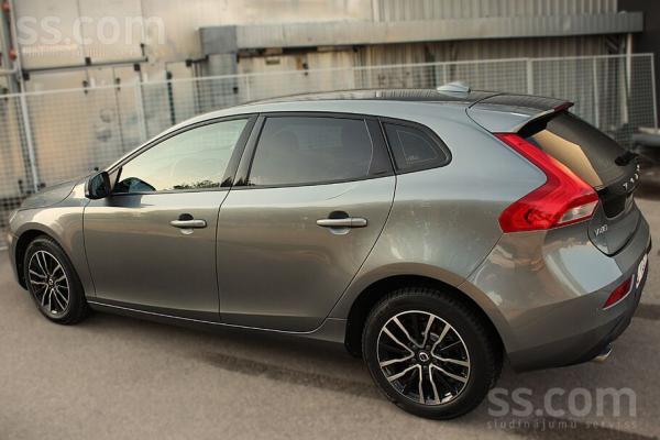 Pelēks Volvo V40 2019 Rīga, ar dzinēja tilpumu 2.00 L un nobraukumu 0 tūkst. km par 14790 €, foto 2 vietnē AUTOMOTO.COM.LV