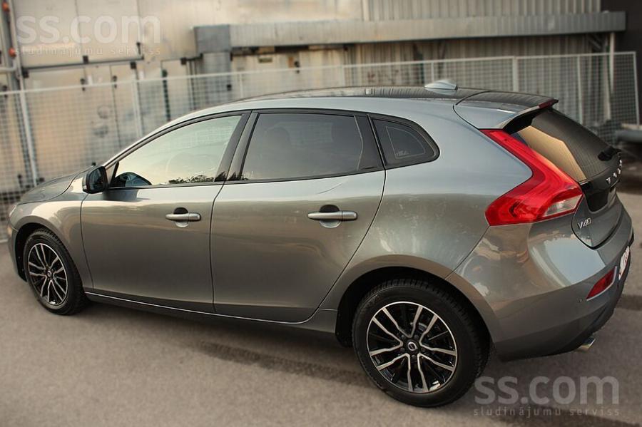 Grey Volvo V40 2019 in Riga, with an engine capacity of 2.00 L and mileage of 0 thousand km for 14790 €, photo 3 on AUTOMOTO.COM.LV