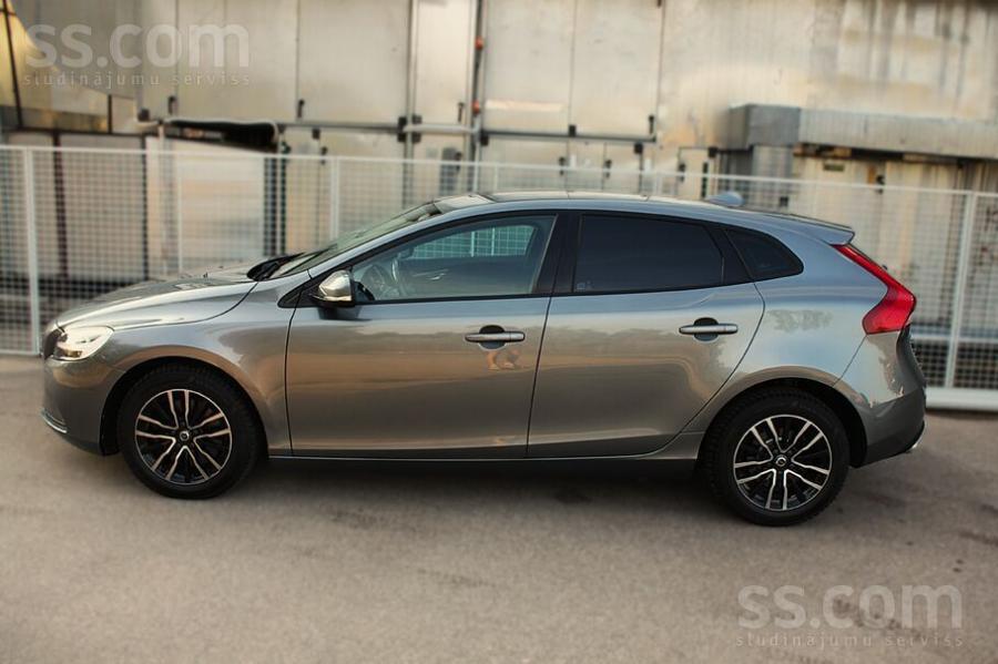 Grey Volvo V40 2019 in Riga, with an engine capacity of 2.00 L and mileage of 0 thousand km for 14790 €, photo 4 on AUTOMOTO.COM.LV