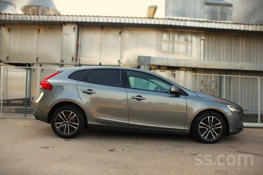 Grey Volvo V40 2019 in Riga, with an engine capacity of 2.00 L and mileage of 0 thousand km for 14790 €, photo 8 on AUTOMOTO.COM.LV