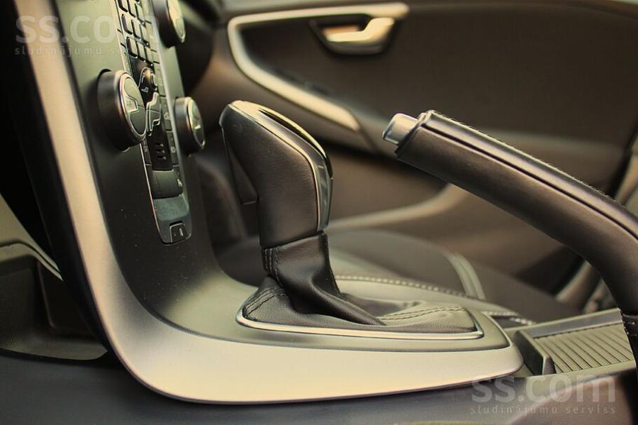 Grey Volvo V40 2019 in Riga, with an engine capacity of 2.00 L and mileage of 0 thousand km for 14790 €, photo 19 on AUTOMOTO.COM.LV