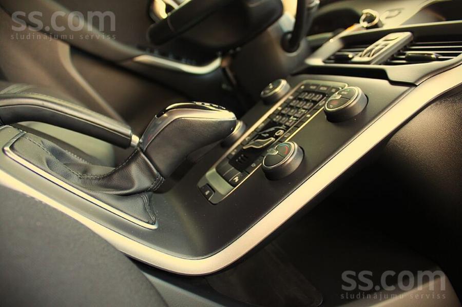 Grey Volvo V40 2019 in Riga, with an engine capacity of 2.00 L and mileage of 0 thousand km for 14790 €, photo 25 on AUTOMOTO.COM.LV