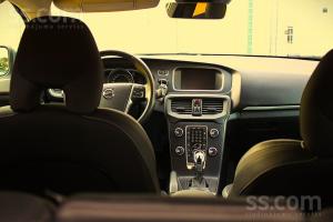 Grey Volvo V40 2019 in Riga, with an engine capacity of 2.00 L and mileage of 0 thousand km for 14790 €, photo 31 on AUTOMOTO.COM.LV