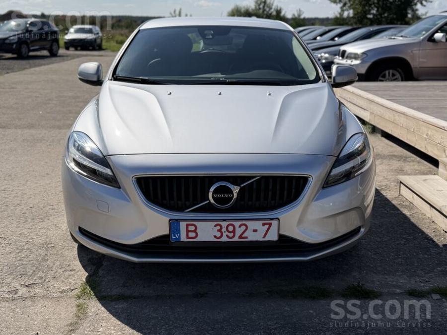 Grey Volvo V40 2019 in Riga, with an engine capacity of 2.00 L and mileage of 104 thousand km for 11900 €, photo 3 on AUTOMOTO.COM.LV