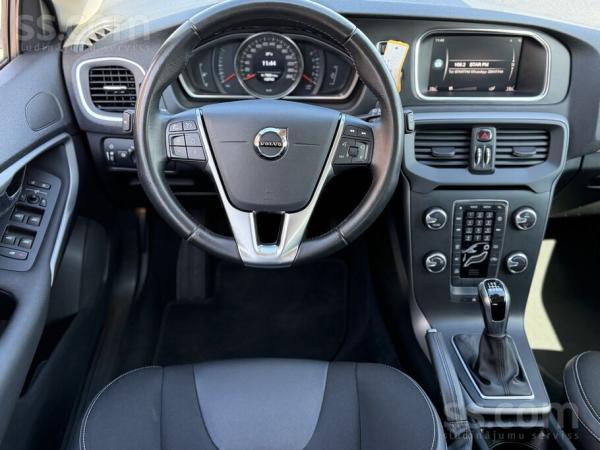 Grey Volvo V40 2019 in Riga, with an engine capacity of 2.00 L and mileage of 104 thousand km for 11900 €, photo 5 on AUTOMOTO.COM.LV
