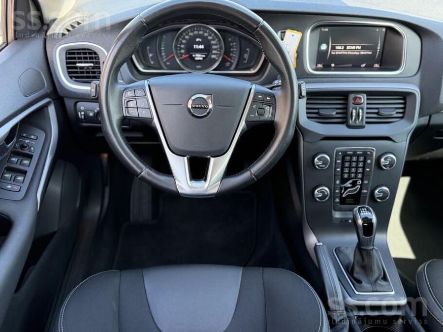 Grey Volvo V40 2019 in Riga, with an engine capacity of 2.00 L and mileage of 104 thousand km for 11900 €, photo 5 on AUTOMOTO.COM.LV