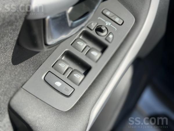 Grey Volvo V40 2019 in Riga, with an engine capacity of 2.00 L and mileage of 104 thousand km for 11900 €, photo 6 on AUTOMOTO.COM.LV