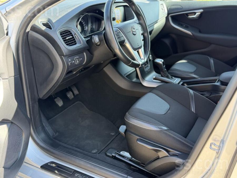 Grey Volvo V40 2019 in Riga, with an engine capacity of 2.00 L and mileage of 104 thousand km for 11900 €, photo 7 on AUTOMOTO.COM.LV