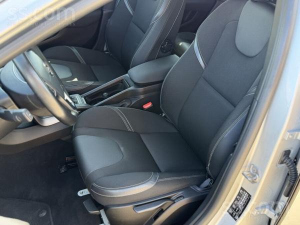 Grey Volvo V40 2019 in Riga, with an engine capacity of 2.00 L and mileage of 104 thousand km for 11900 €, photo 8 on AUTOMOTO.COM.LV