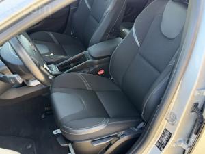 Grey Volvo V40 2019 in Riga, with an engine capacity of 2.00 L and mileage of 104 thousand km for 11900 €, photo 8 on AUTOMOTO.COM.LV